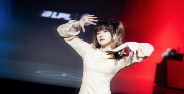 LPL摆Pose第一人骆歆，挑战肯豆风穿搭！_腾讯新闻