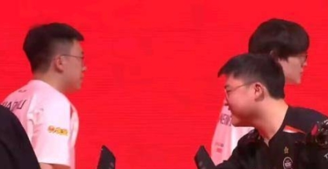 这一次我让你无缘世界赛 Xiaohu今年两度击败Uzi_腾讯新闻