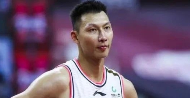 易建联被曝嫖娼？网友质疑网传身份证图片真伪，本人未回应 腾讯新闻