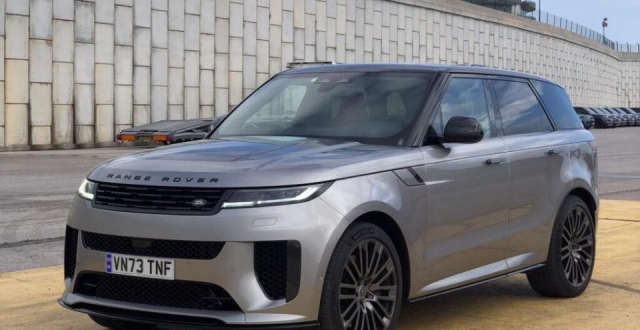 搭载4.4T V8发动机，路虎揽胜运动SV版实车图发布_腾讯新闻