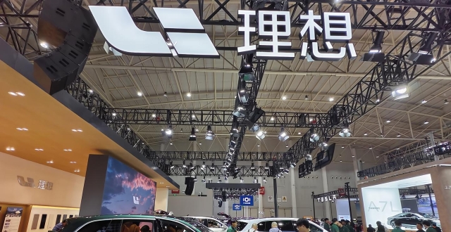 微博CEO吐槽理想L9 OTA升级后，辅助驾驶功能车道保持不居中_腾讯新闻