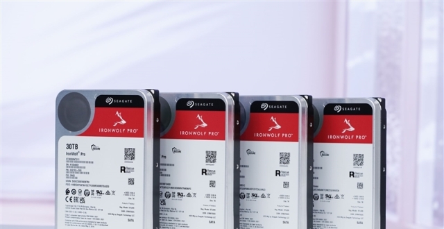 4盘RAID 0读写超1100MB/s！希捷酷狼Pro 30TB HAMR硬盘首发评测_腾讯新闻