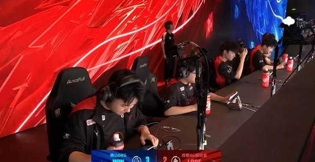 AG2-3不敌DRG，决胜局失误不断！第三轮压力大，进胜者组有点悬了_腾讯新闻