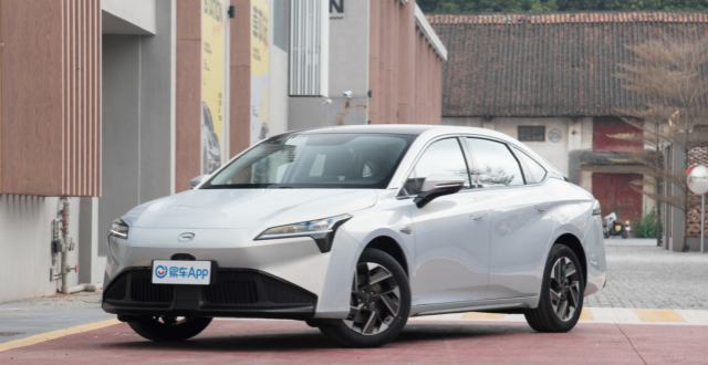 都是自主尖货，红旗E-QM5对比埃安AION S，谁是最优选？_腾讯新闻