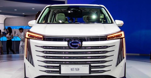 实拍广汽传祺E9，预售33万元起的它，凭什么对抗GL8和赛那？_腾讯新闻