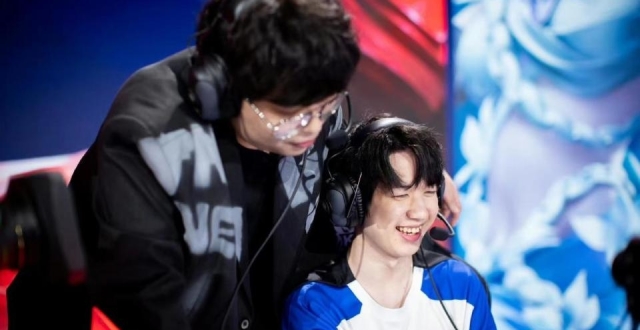 LGD晋级胜者组！张角Cat发文庆祝：离开AG都走向巅峰，菲菲点赞！_腾讯新闻