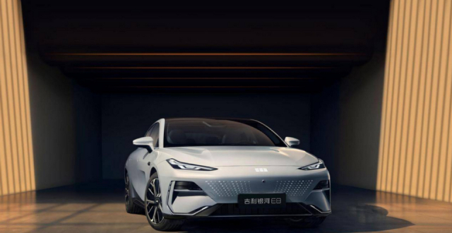 8K大屏+8295芯片，吉利银河E8亮相，开启纯电旗舰轿车新时代！_腾讯新闻