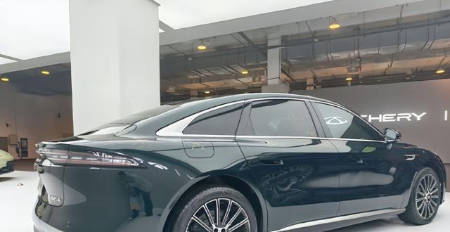 满油满电2500km！奇瑞“风云A9”即将开订，起步价或12.99万_腾讯新闻