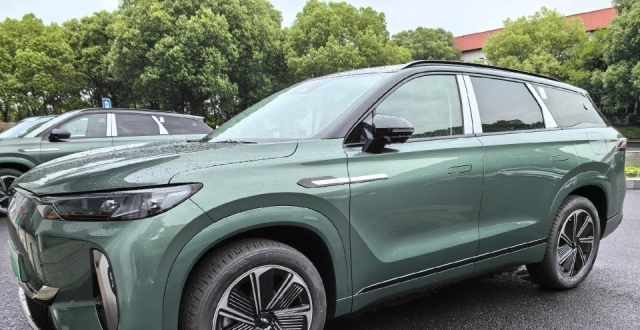 奇瑞风云T10实车现身，长近4米9+6座布局，配619马力+CDC悬架_腾讯新闻