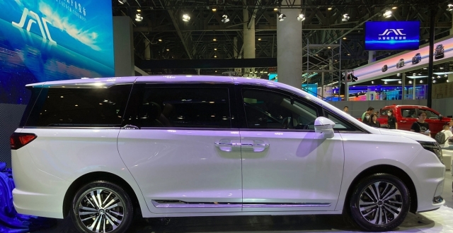 GL8同级，江淮瑞风RF8实车曝光，外观很霸气，两种前脸，侧滑门_腾讯新闻