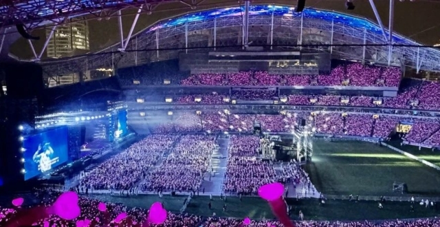 数万粉丝齐聚上体，共同合唱经典曲目！周杰伦“嘉年华”世界巡回演唱会上海站火热开唱_腾讯新闻