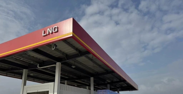 重庆高速路网新增LNG加气站 每天可满足约400台重卡加气_腾讯新闻