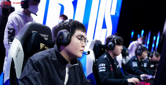 JDG翻盘击败DK，确定小组第一！369剑魔猛如战神，扭转局势_腾讯新闻