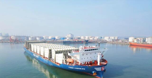 700箱级LNG罐箱甲板船“重磅”来港！_腾讯新闻