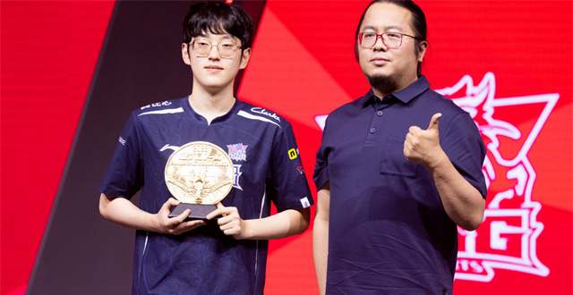 小学弟领奖后，主播分析RNG、LNG合同：gala进s赛就得回RNG_腾讯新闻