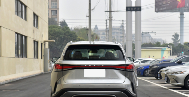 雷克萨斯RX/RZ发售，一款是SUV，一款是电动车，该如何选？_腾讯新闻