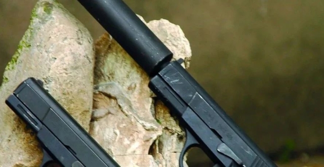 国产反恐必备枪械，QSW06式5.8mm微声手枪如何设计而来？_腾讯新闻