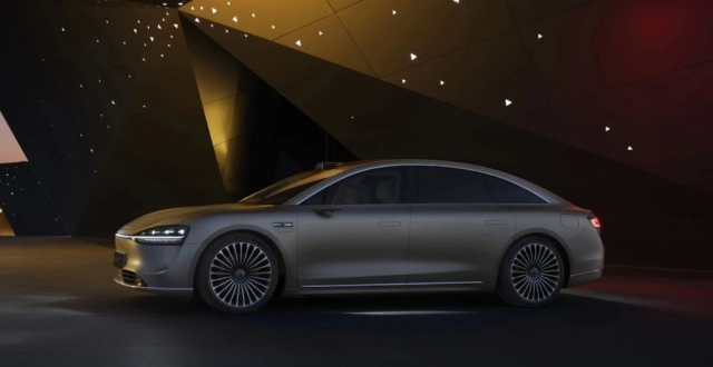 猛击BBA“软助”，撬动56E“墙角”，享界S9做得到吗？_腾讯新闻