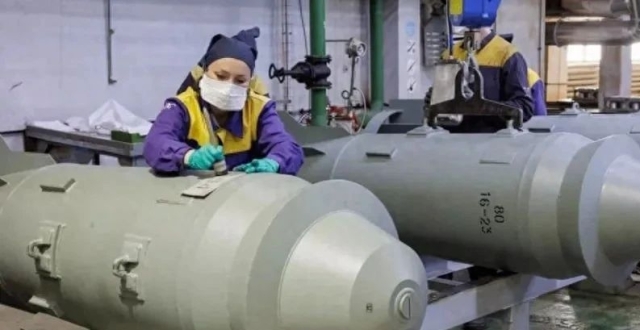 俄罗斯全速生产FAB-3000巨型炸弹，为何俄军不用库存旧炸弹？_腾讯新闻