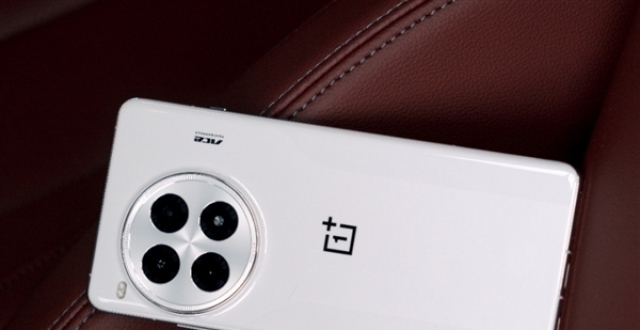 告别双曲面屏！一加Ace 5系列全系搭载1.5K纯直屏_腾讯新闻