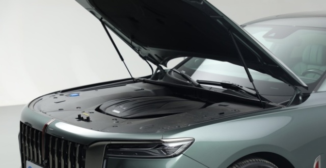 新款红旗H9开启交付 红旗营销中心总经理王胜利为用户交车_腾讯新闻