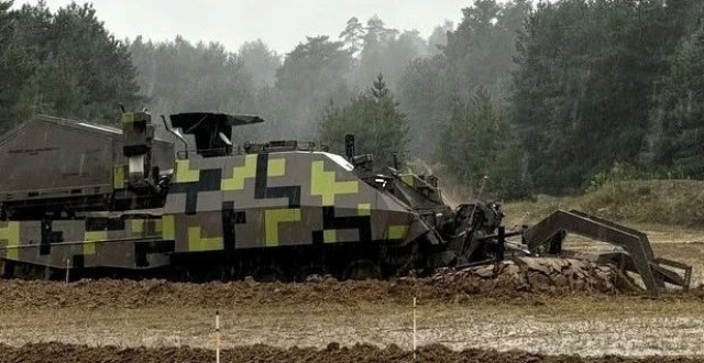 莱茵金属在德国演示Plofadder 160AT Mk II 雷区突破系统_腾讯新闻