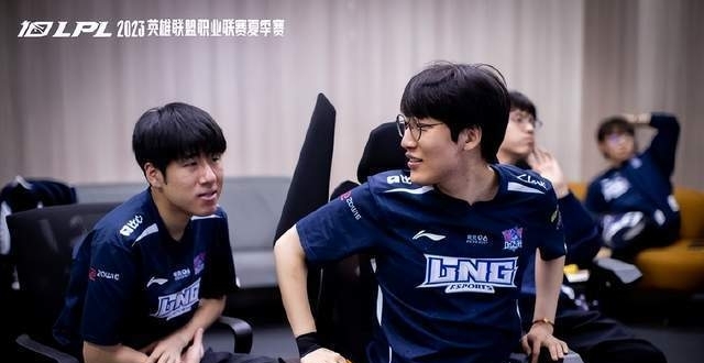 Uzi复出第二战0-2不敌LNG，下路Gala两局0死打出对位差距_腾讯新闻