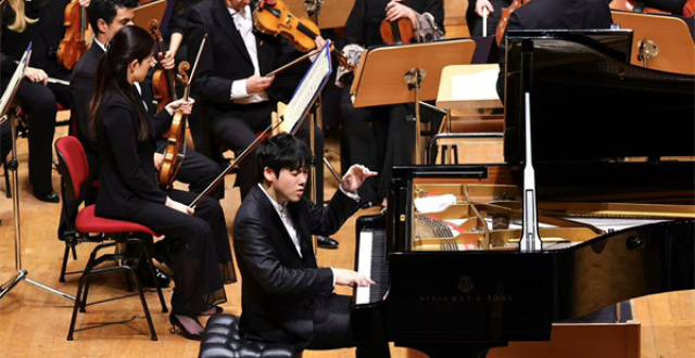 图冈·索契耶夫执棒慕尼黑爱乐，携手中国钢琴家张昊辰奏响俄式风情音乐会为艺术节闭幕_腾讯新闻