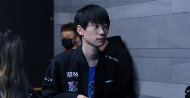 EDG暗示Uzi留队，Doinb面临复出难题_腾讯新闻