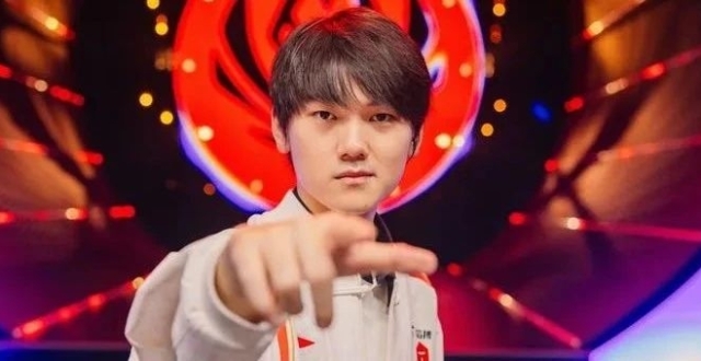 JKL对镜头耍帅 闯TL休息室虐泉；Faker公开夸奖LPL；老头杯Uzi战队被严重高估？阿水被Mayumi戴绿帽！_腾讯新闻