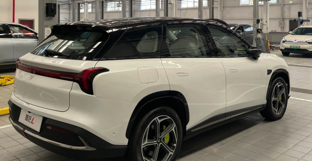 哪吒L实车到店，大过零跑C10，配冰箱+小桌板，续航1300km_腾讯新闻