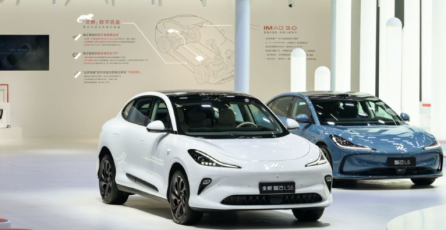 智能升级如开“新车”，智己全新LS6和L6迎来史上最强大“进化”_腾讯新闻