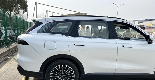 奇瑞风云T9实车现身，长近4米8+双前脸，续航超1400km_腾讯新闻