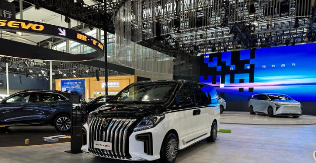 东风这款车竞争GL8，全新车标，前脸霸气，轴距近3米2，2.0T+8AT_腾讯新闻