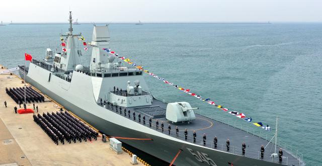 054B下水，052D建下一批，055升级到B，中国航母舰队战力完整升级_腾讯新闻
