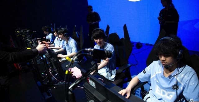 御三家集合了！WE、RNG与EDG全部掉入涅槃组，时代变了呀_腾讯新闻