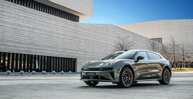 极氪001对刚智己LS6，800V高压架构谁更猛，结果出来了？_腾讯新闻