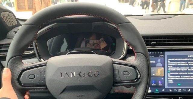 试驾新款领克05：新的LYNK OS N系统好用吗？对比老款改变在哪？_腾讯新闻