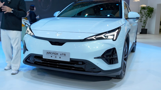 5C充电，终端售价16.18万，极狐新款阿尔法T5 神行版广州车展上市_腾讯新闻