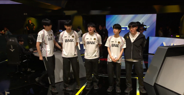 LCK出现黑马？NS对战BFX丢赛点后艰难赢下一小局！_腾讯新闻