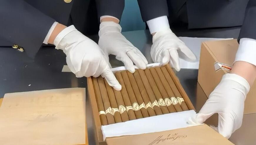 窃贼7分钟“速通”卢浮宫劫走8件文物 “世纪大劫案”震惊全球_腾讯新闻