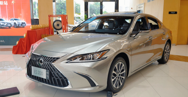 全新雷克萨斯ES或10月首发？现款ES200臻享版落地23万多，你买吗_腾讯新闻
