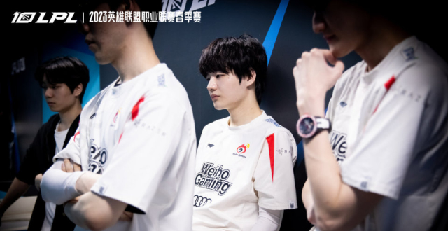 WBG被淘汰后，战队老板跳脸开团lwx！FPX霸气回击：你什么冠军？_腾讯新闻