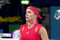 WTA1000迪拜站1/32决赛：斯维托丽娜2-0卡林斯卡娅丨神预判！斯维托丽娜看出对手回球力度 提前上网回短再拿一分_腾讯新闻