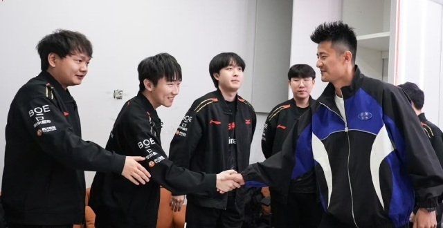 羽毛球名将谌龙现身助威，JDG击败RNG达成联赛新纪录_腾讯新闻