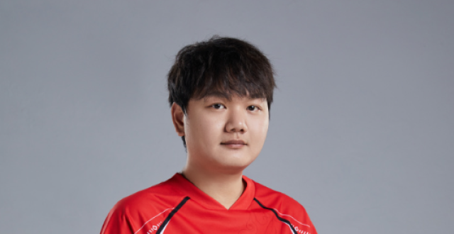 【每日一撸】富婆称KZH结扎是让她亏了；LPL新赛季队服颜色像饮料_腾讯新闻