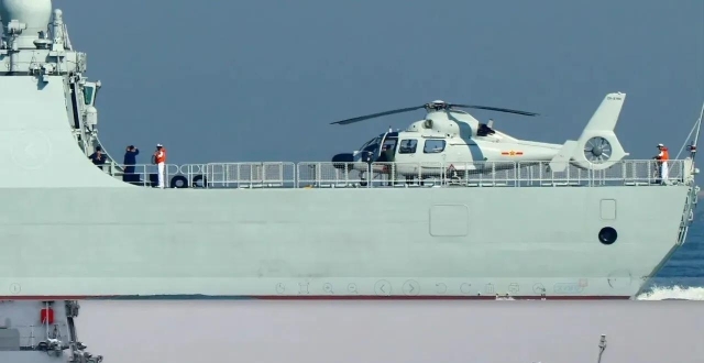 052DL有多大？与052D放一起比才明白，为何说是为直20F所准备的_腾讯新闻