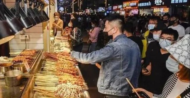 “日入9000元”！摆地摊成新潮，真的这么赚钱吗？_腾讯新闻