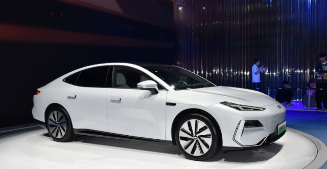 同价位对决，7和8到底谁强？小米SU7 VS 银河E8_腾讯新闻