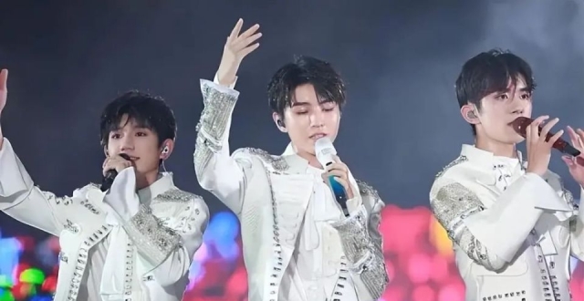 TFboys粉丝太疯狂！通宵排队进场，为抢座斗殴，高铁打CALL贴海报_腾讯新闻